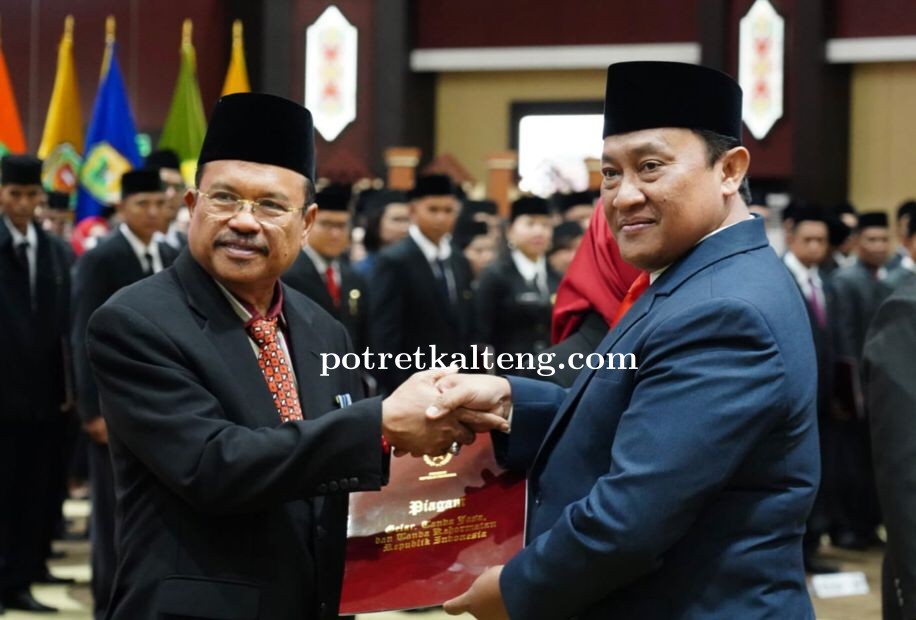 Wagub Kalteng Sematkan Tanda Kehormatan Satyalancana Karya Satya Pns